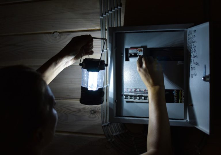 Los Dispositivos Que Tienes Que Tener En Caso De Apagón Eléctrico